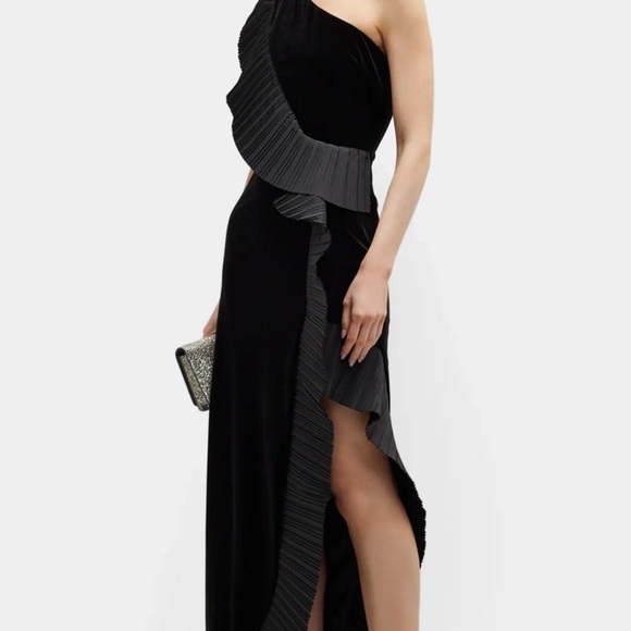 One33 Social | Dresses | One33 Social Mercer Velvet Gown | Poshmark